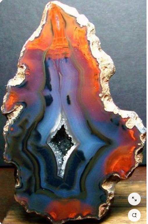 Solve Quartz variety Agate jigsaw puzzle online with 40 pieces