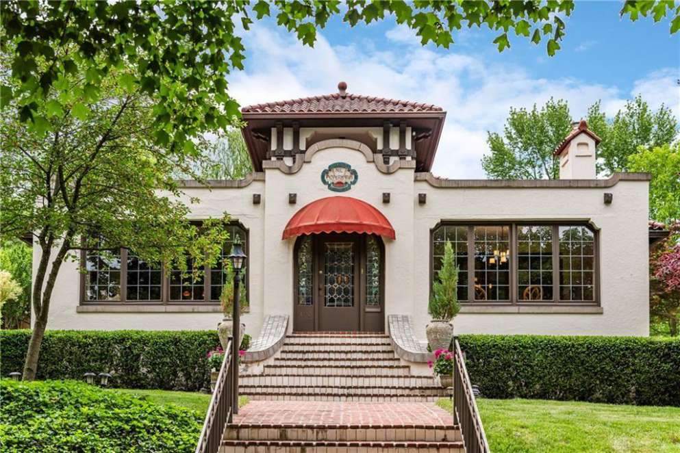 Solve Expensive house jigsaw puzzle online with 117 pieces