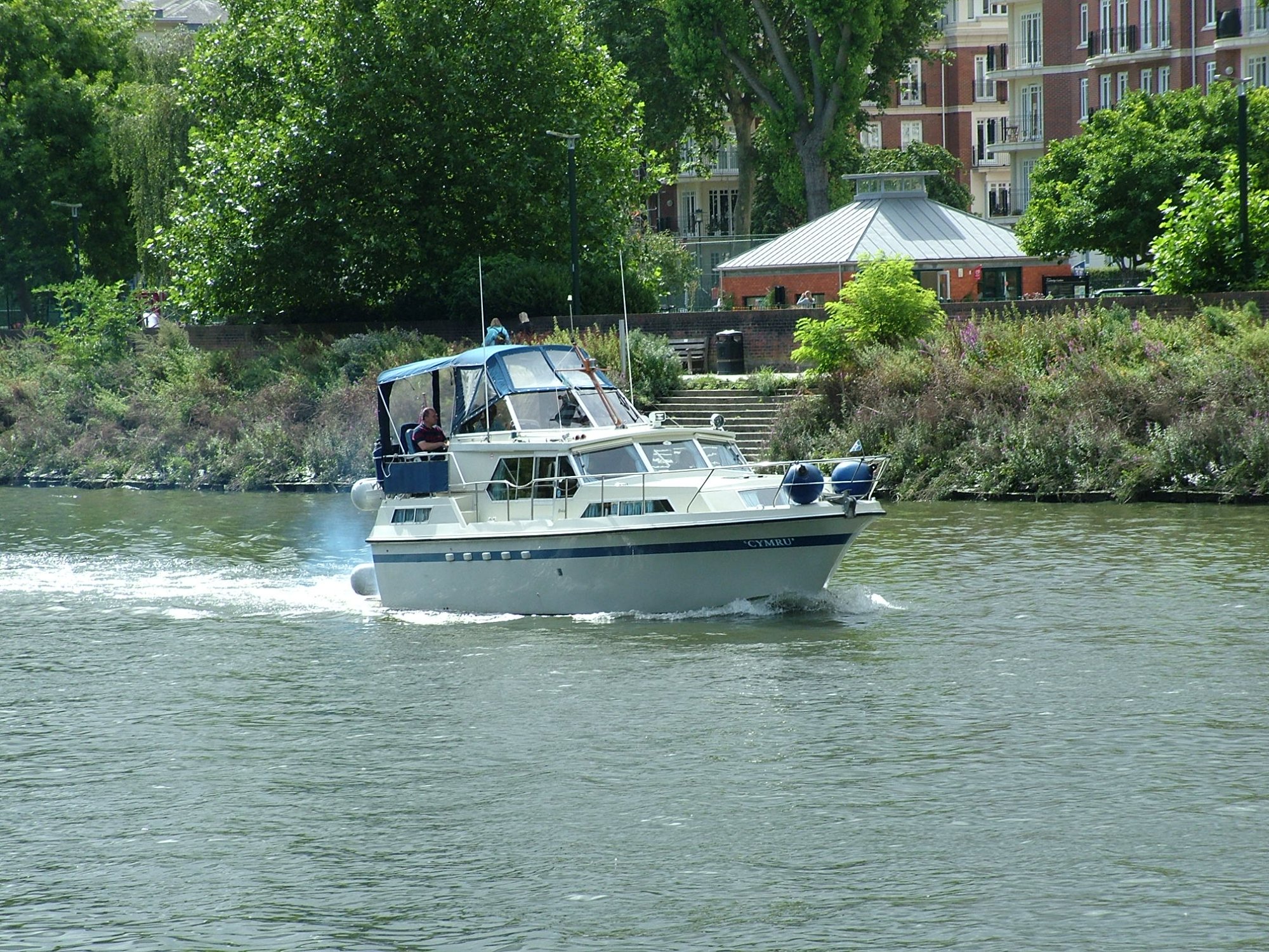 Solve Cruising the Thames jigsaw puzzle online with 204 pieces