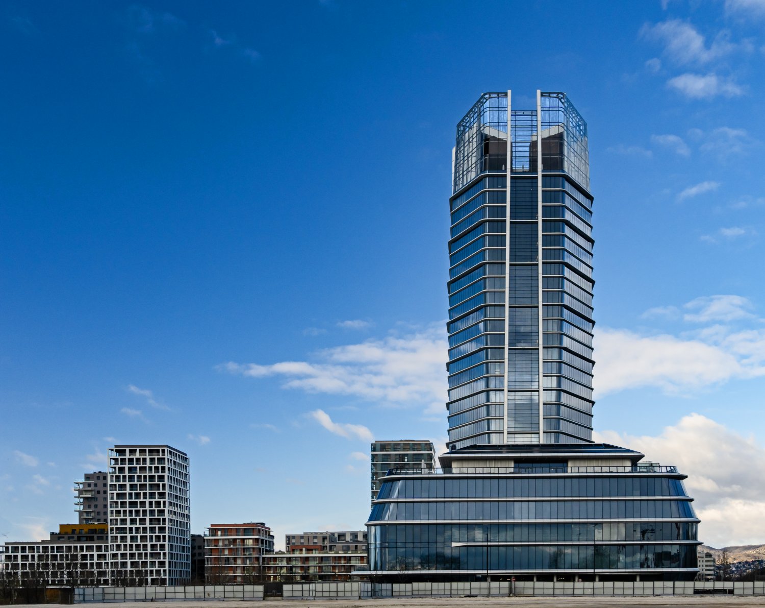 Solve Mol torony - Budapest jigsaw puzzle online with 42 pieces