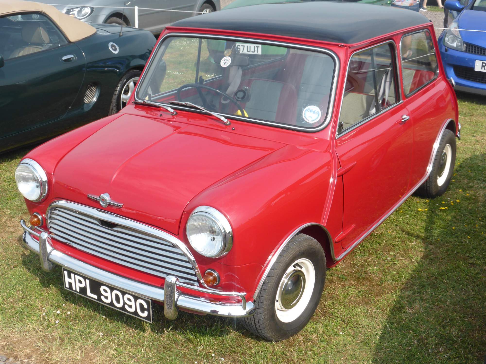 Solve Morris "Mini" Cooper - 1965 jigsaw puzzle online with 221 pieces