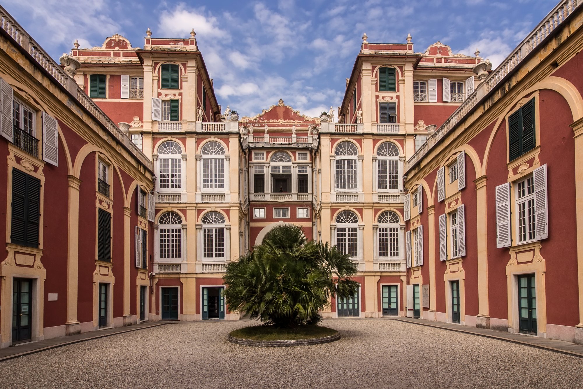 Solve 4411 - Palazzo Reale jigsaw puzzle online with 600 pieces