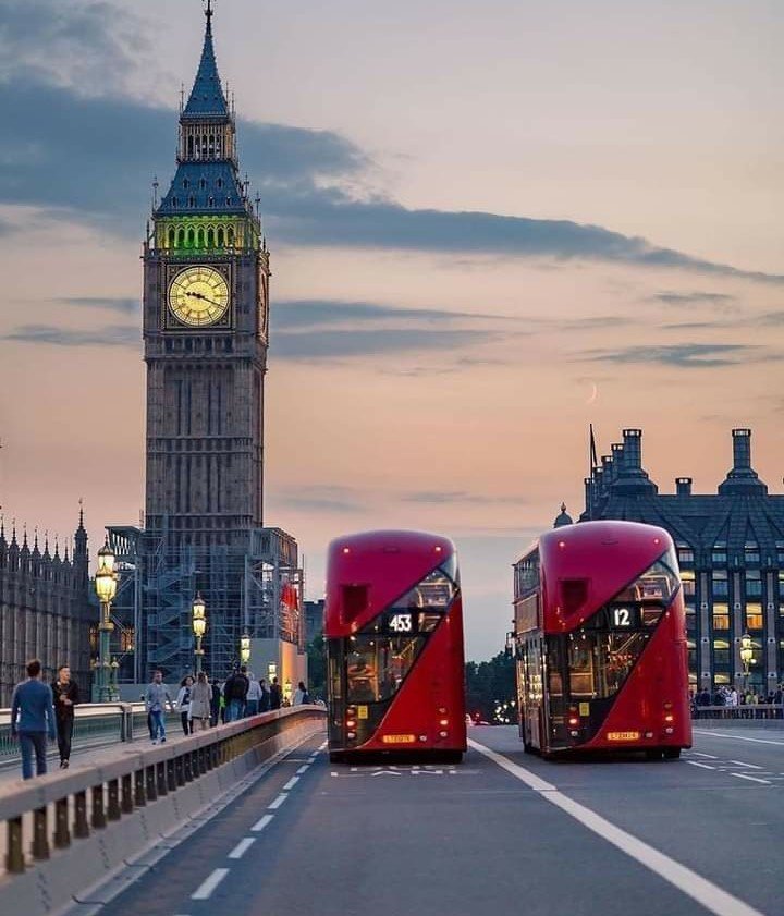 Solve London jigsaw puzzle online with 72 pieces