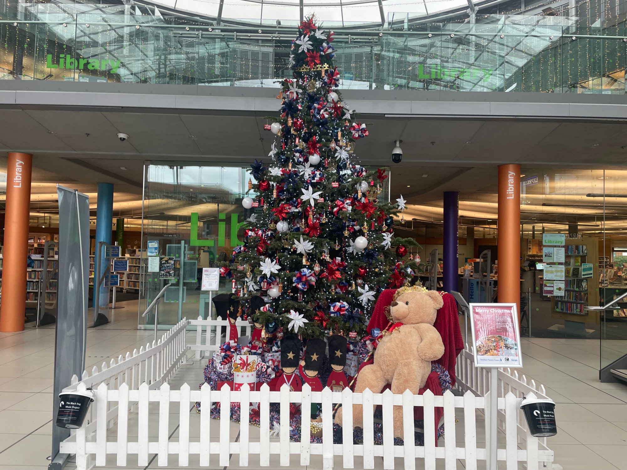 Solve Christmas Tree jigsaw puzzle online with 88 pieces