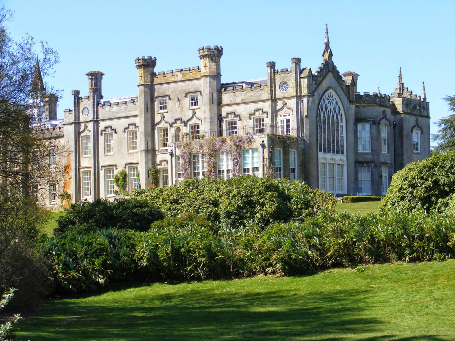 Solve Sheffield Park House jigsaw puzzle online with 165 pieces