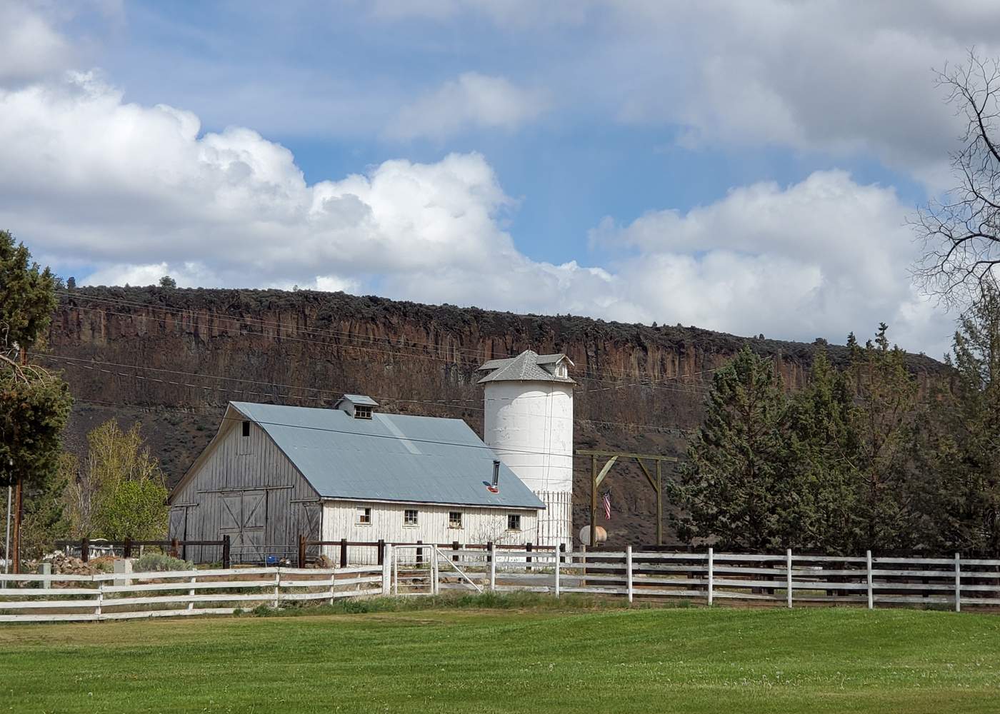 Solve Barn at the Ranch jigsaw puzzle online with 96 pieces