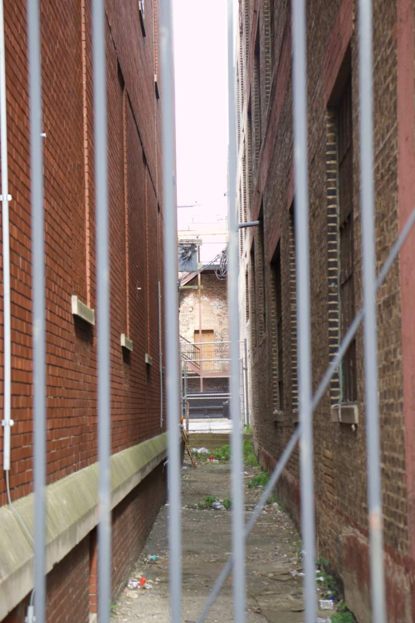 Jigsaw Puzzle | Alleyway behind fence | 70 pieces | Jigidi
