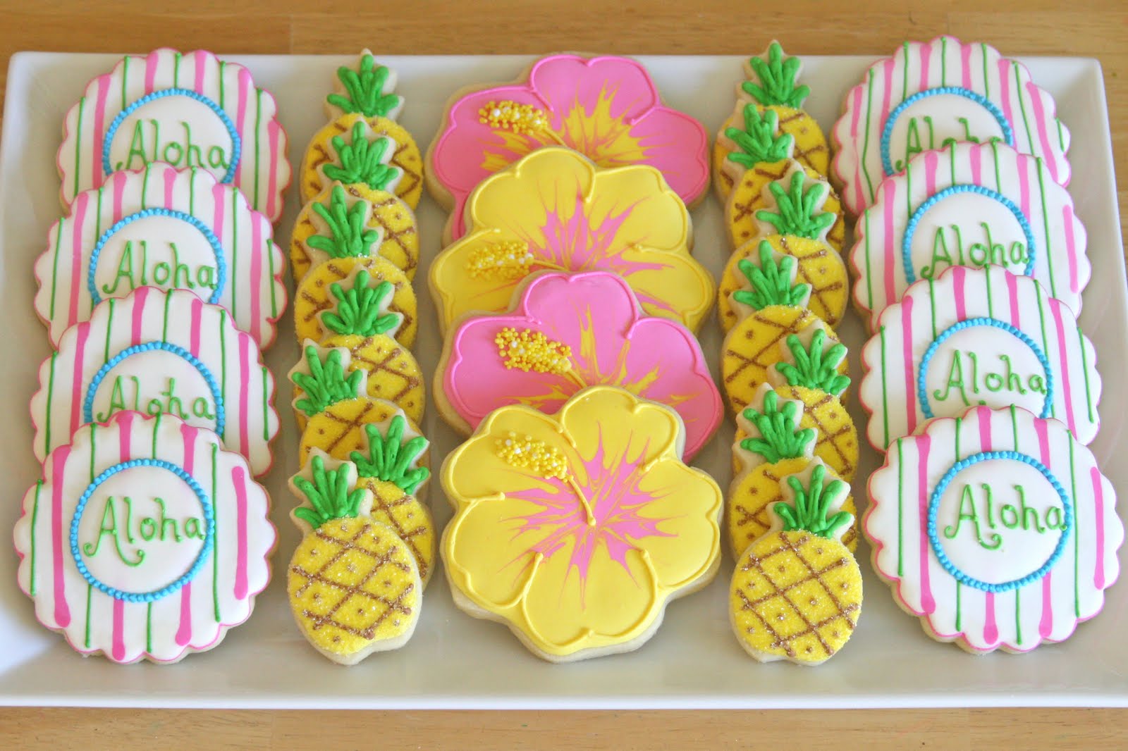 Solve Hawaiian Luau Aloha Cookies jigsaw puzzle online with 216 pieces