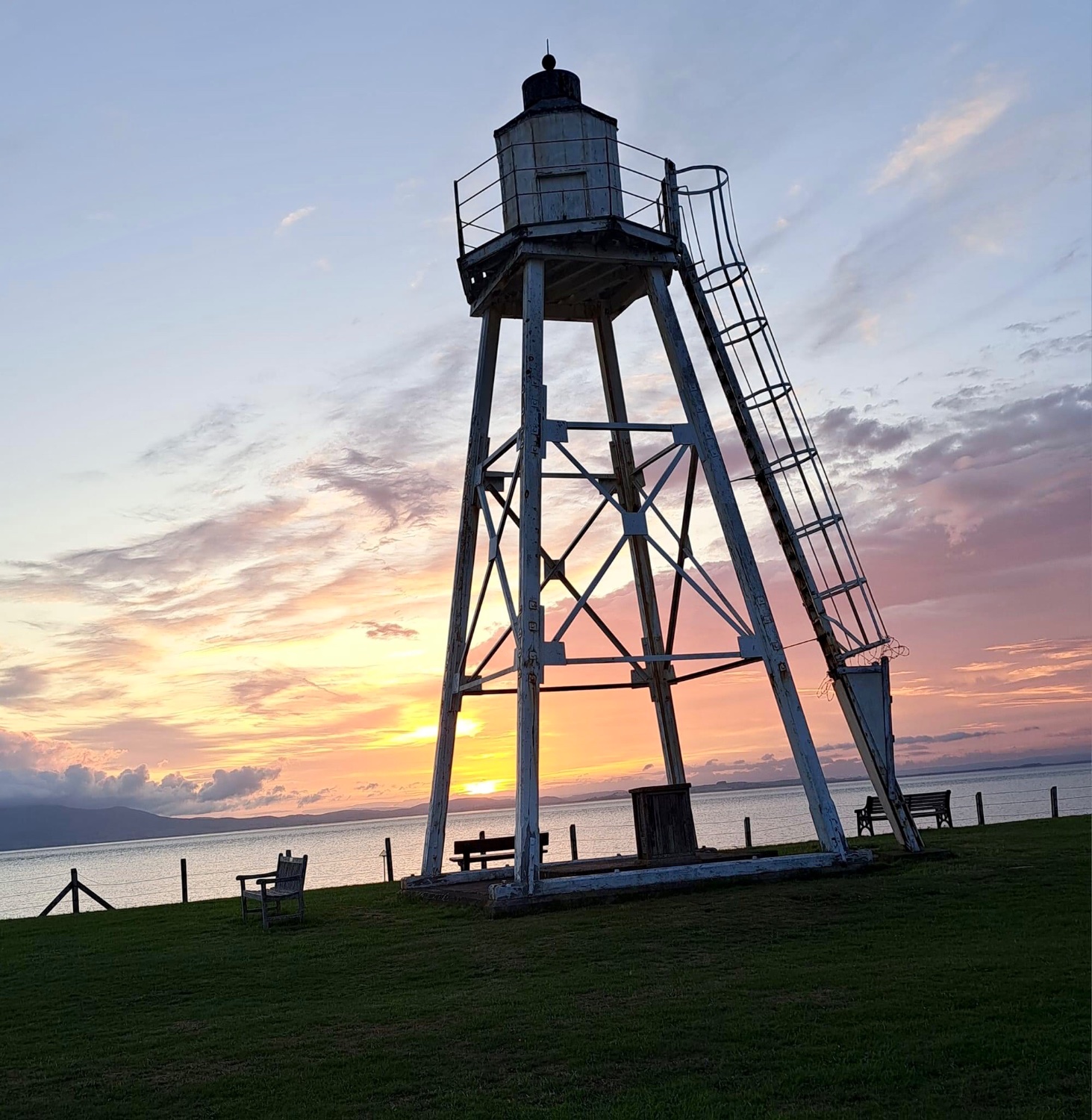 Solve Lighthouse Sunset jigsaw puzzle online with 196 pieces