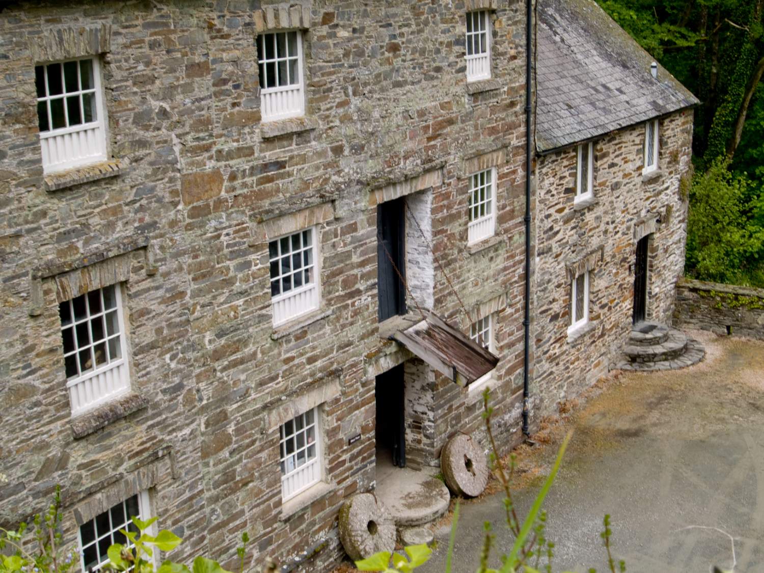 Solve NT Cotehele Mill 15-5-09 frontage jigsaw puzzle online with 99 pieces