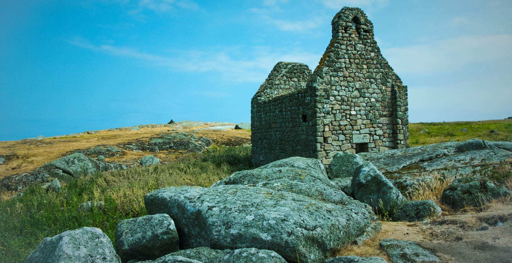 Solve Ancient Stone Building - Ireland jigsaw puzzle online with 350 pieces