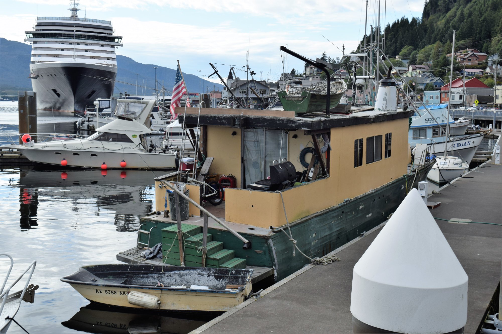 Solve House boat living in Ketchikan jigsaw puzzle online with 150 pieces