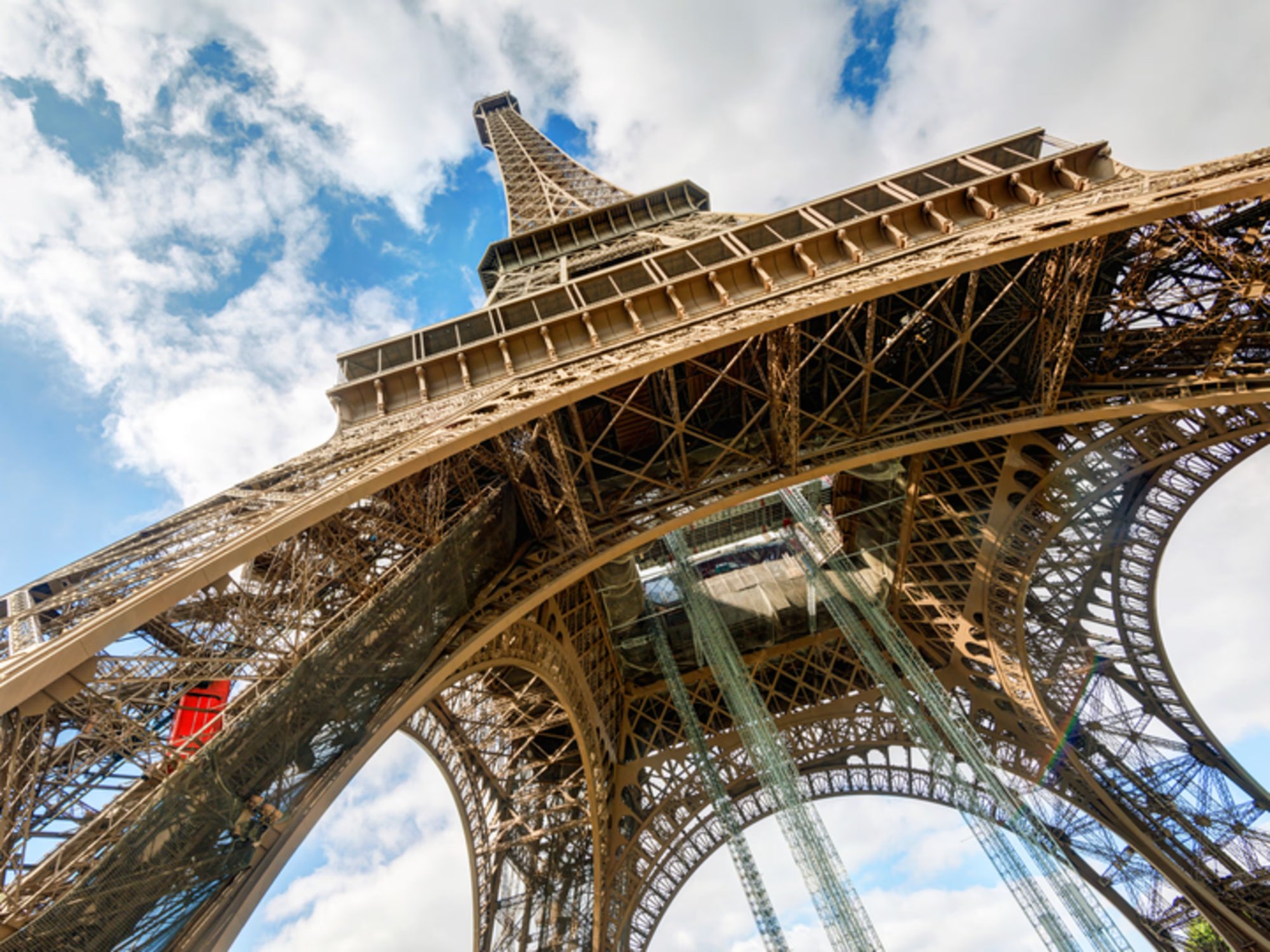 Solve Paris_Eiffel_Tower jigsaw puzzle online with 204 pieces
