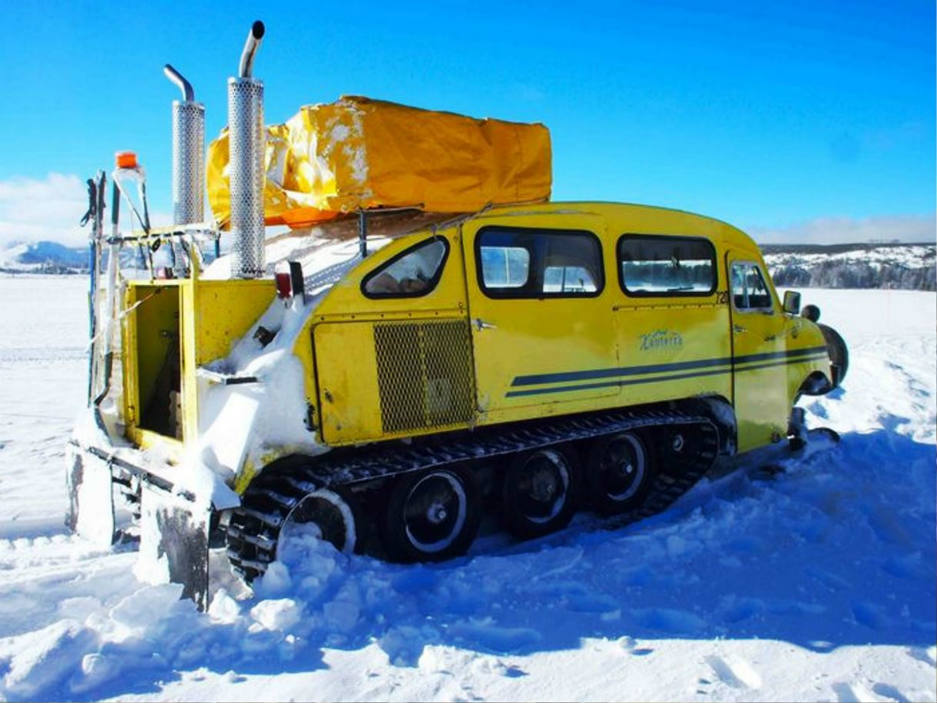 Solve Yellowstone Snow Cat jigsaw puzzle online with 20 pieces
