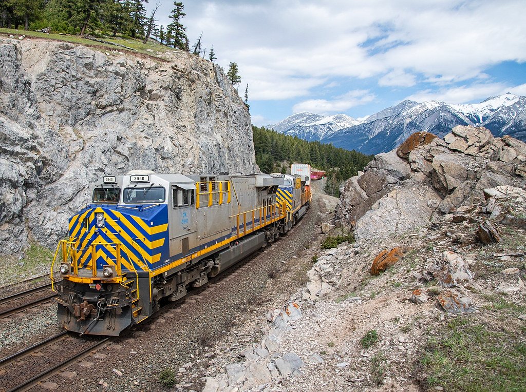 Solve Climbing into Jasper jigsaw puzzle online with 63 pieces
