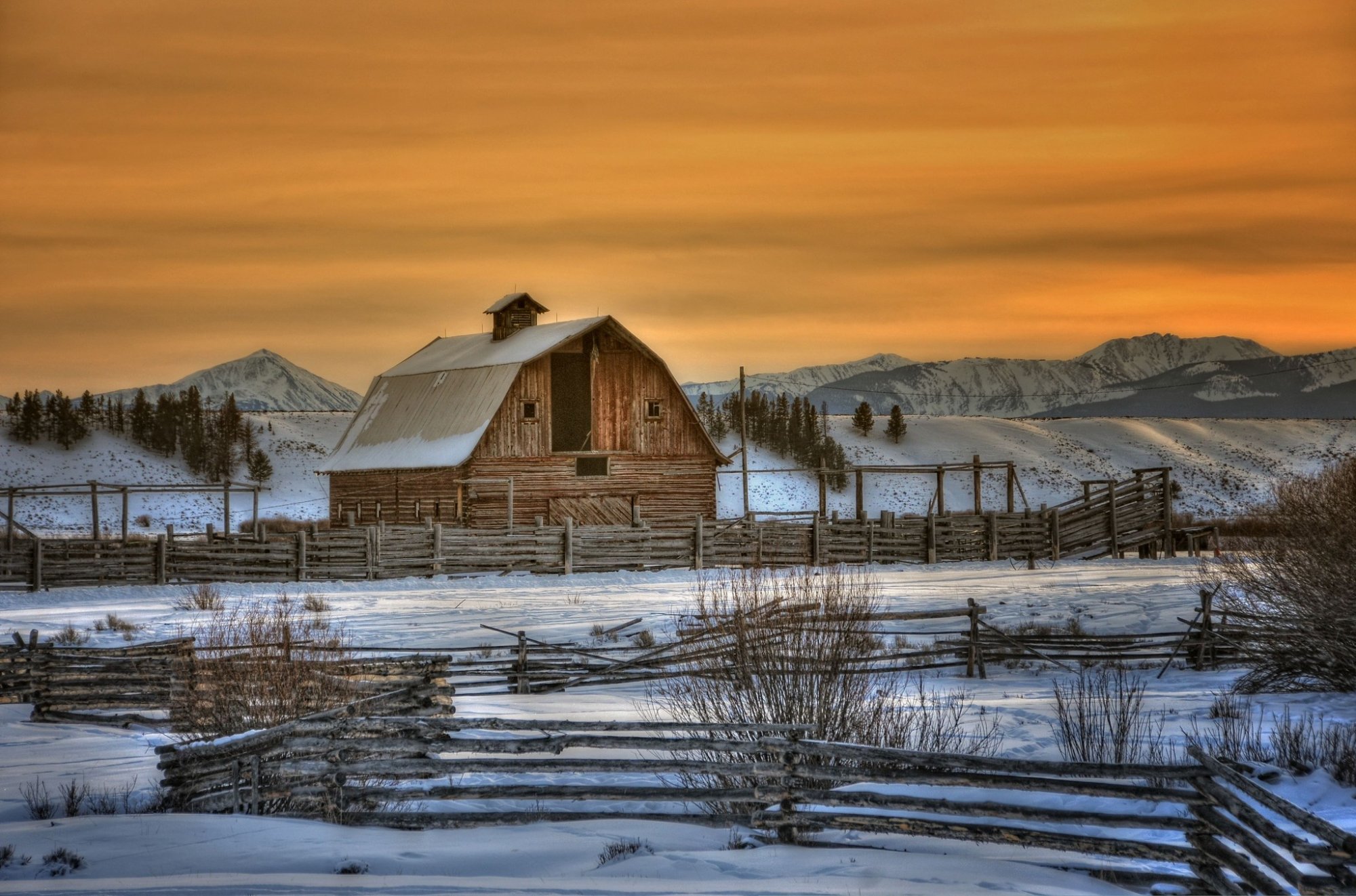 Solve Snowy Barn jigsaw puzzle online with 70 pieces