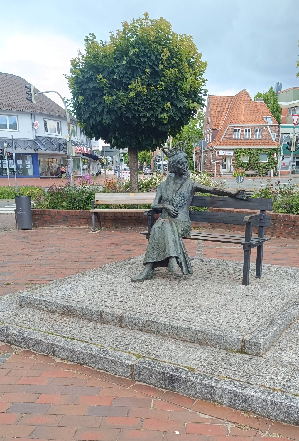 Solve Schneverdingen, Heidekönigin jigsaw puzzle online with 176 pieces