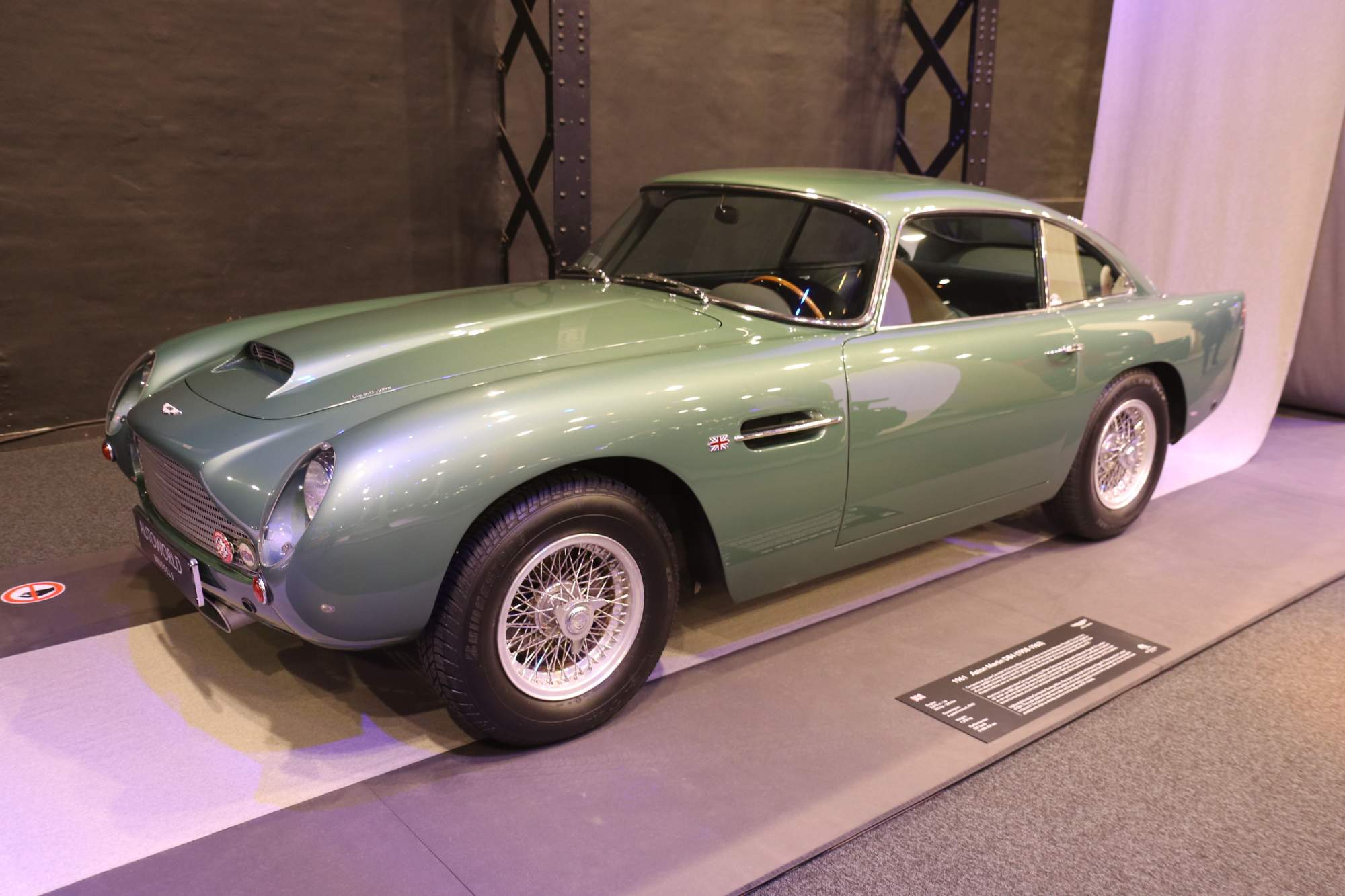 Solve Aston-Martin "DB4" - 1961 jigsaw puzzle online with 216 pieces