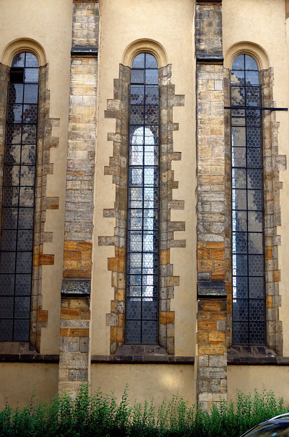 Solve Gotická okna kostela sv. Ducha v Praze - Gothic windows of the ...