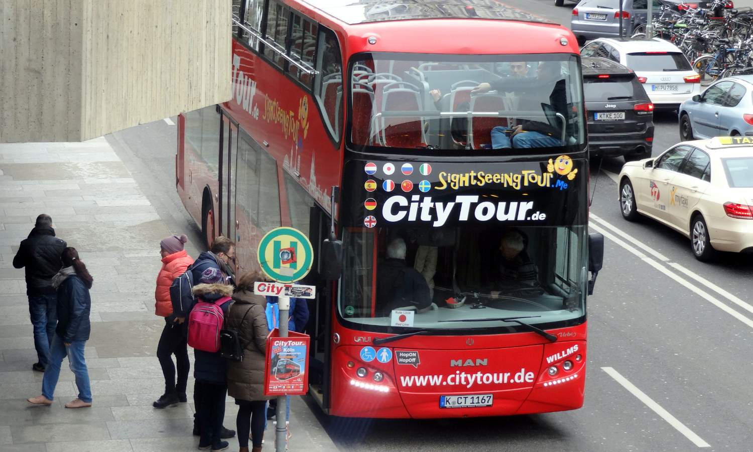 Solve City Bus Tour Bus in Cologne jigsaw puzzle online with 40 pieces