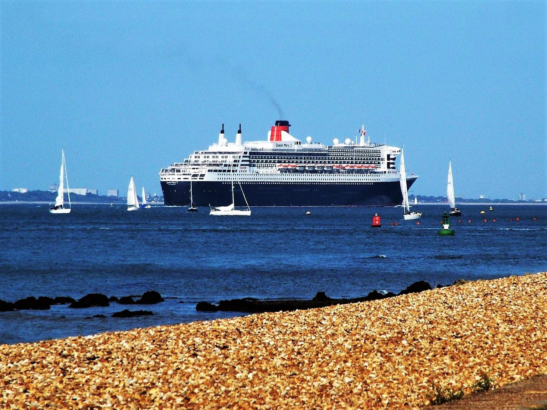 Solve Queen Mary 2 jigsaw puzzle online with 165 pieces