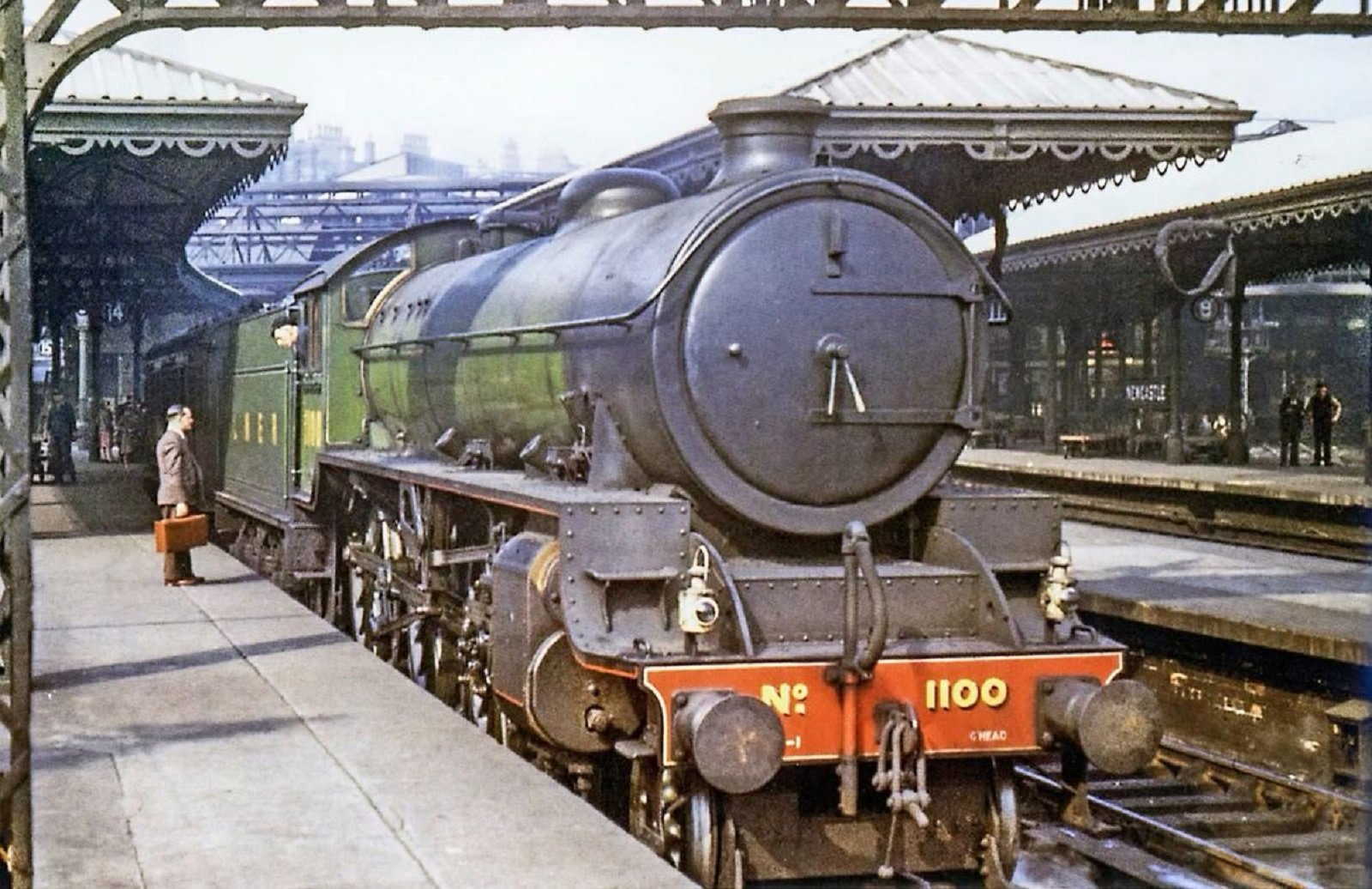 Solve LNER Thompson Class B1 4-6-0 1100 at Newcastle, 1947. jigsaw ...