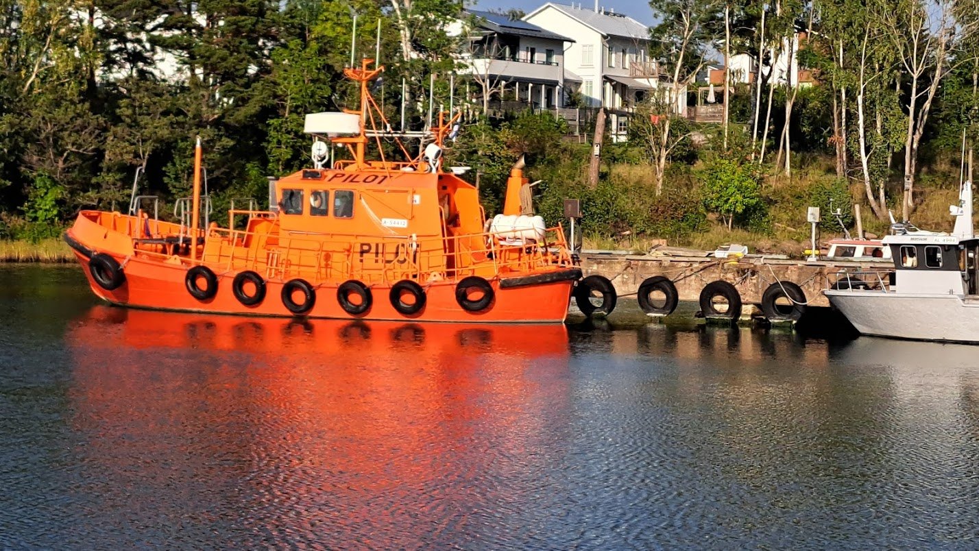 Solve PILOTBOAT - ÅLAND ISLANDS jigsaw puzzle online with 120 pieces