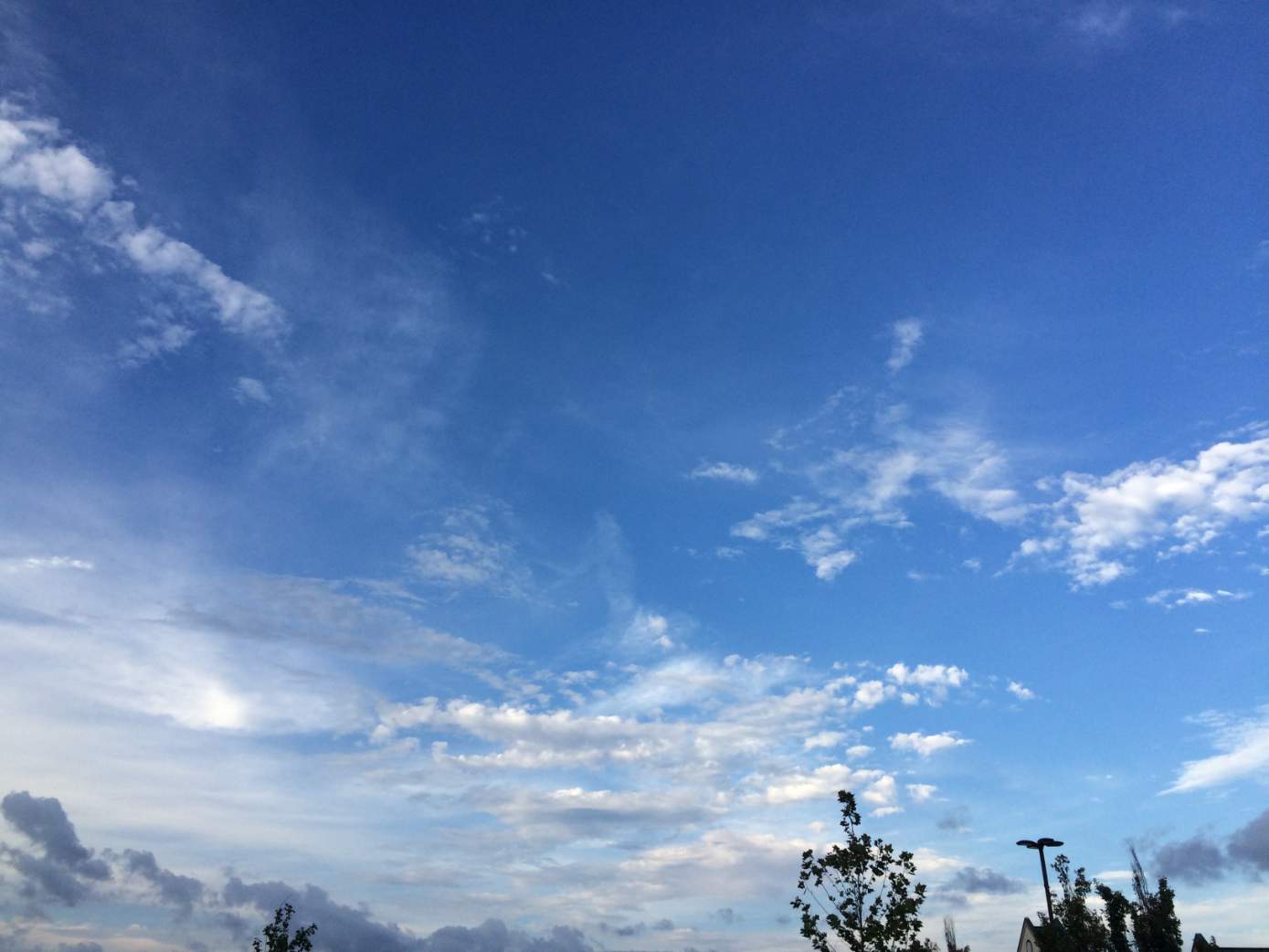 Solve blue sky and clouds jigsaw puzzle online with 35 pieces