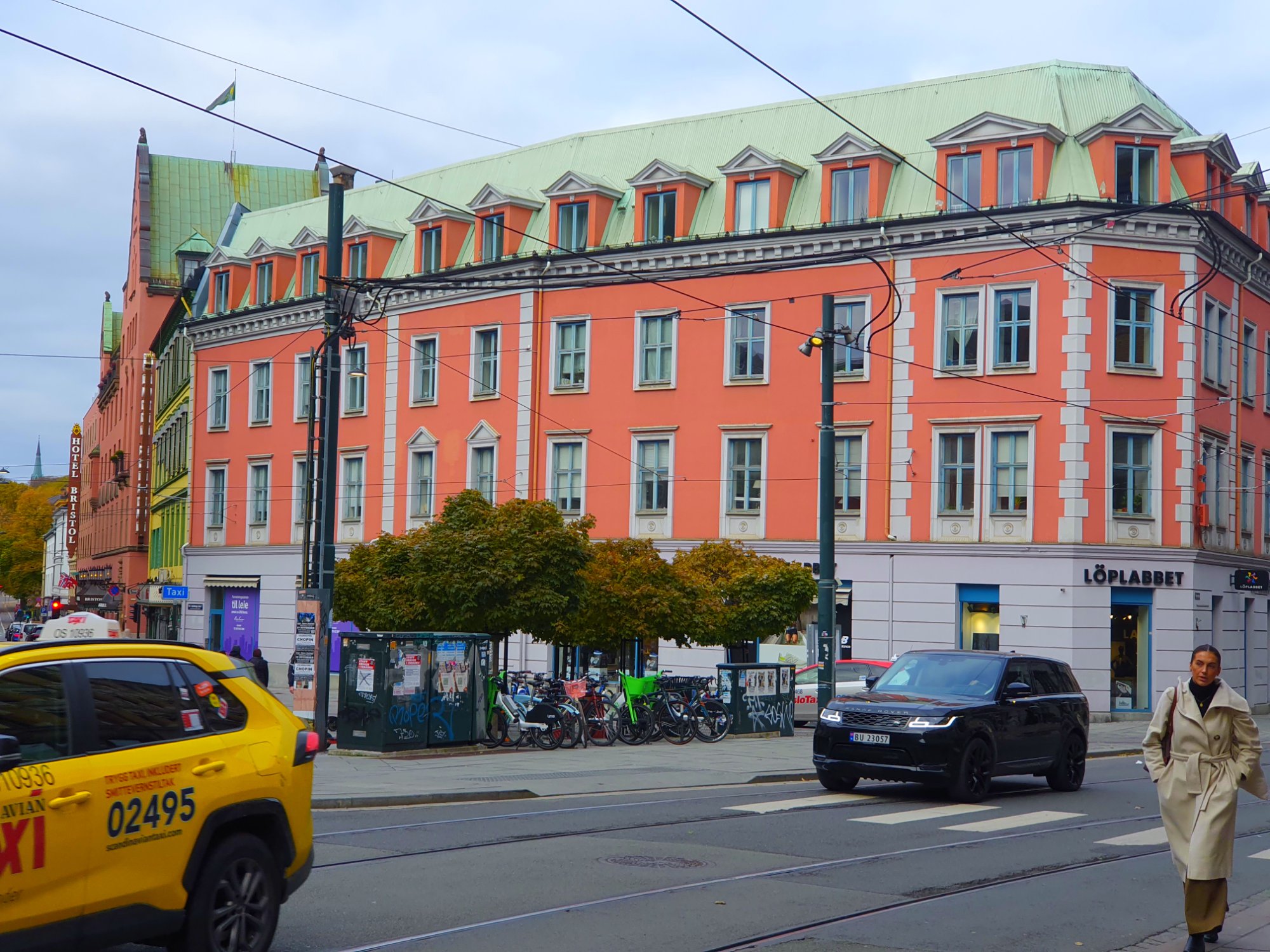 Solve Professor Aschehougs plass, Oslo jigsaw puzzle online with 374 pieces