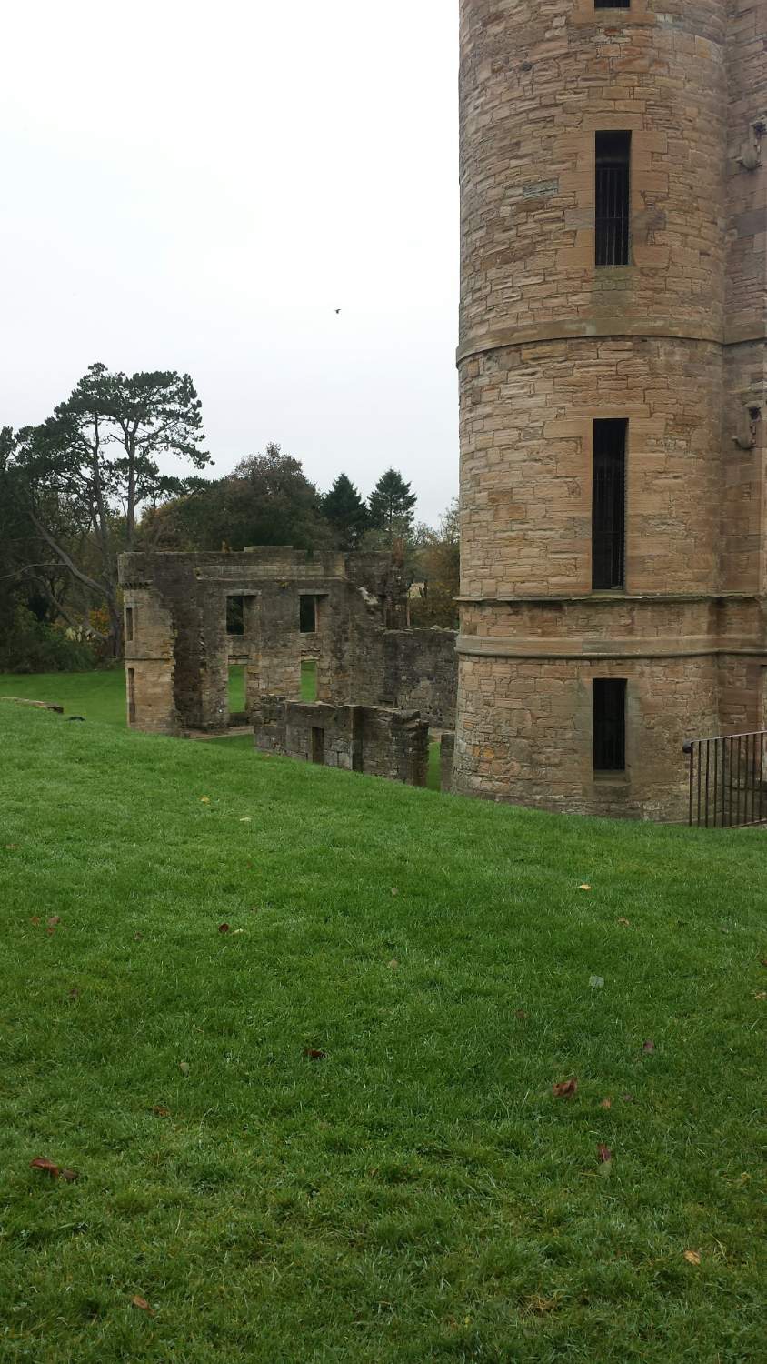 Solve Eglinton Castle Ruin jigsaw puzzle online with 375 pieces