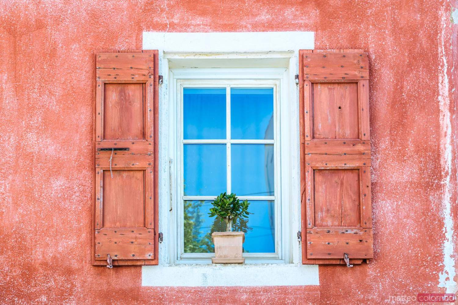 Solve BEAUTIFUL WINDOW jigsaw puzzle online with 70 pieces