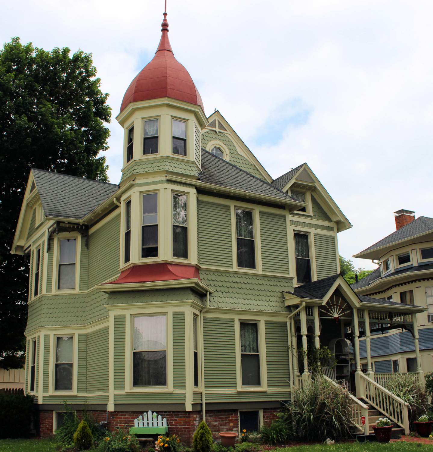 Solve Green Victorian house jigsaw puzzle online with 169 pieces