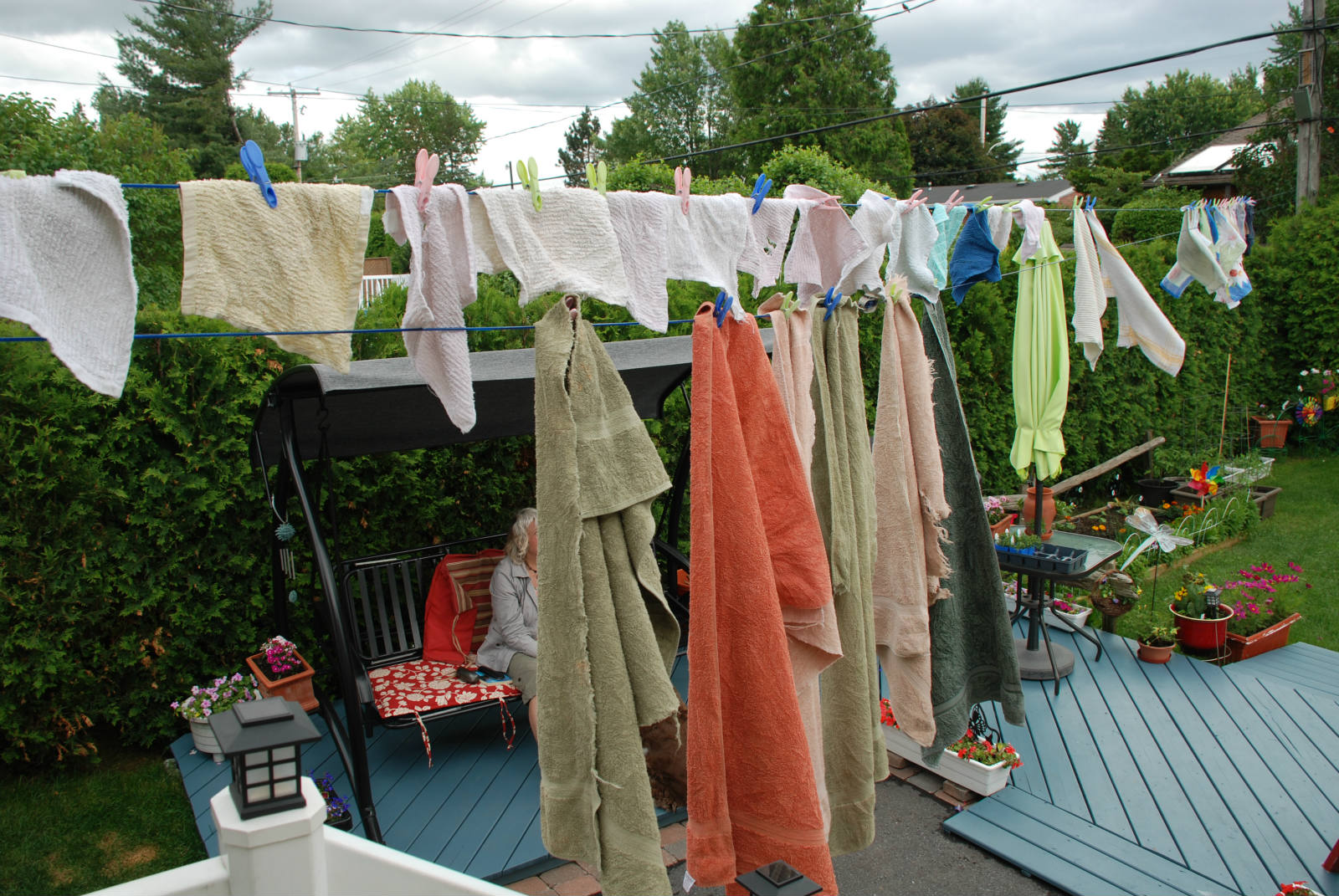 Solve Split-level cloth line jigsaw puzzle online with 468 pieces