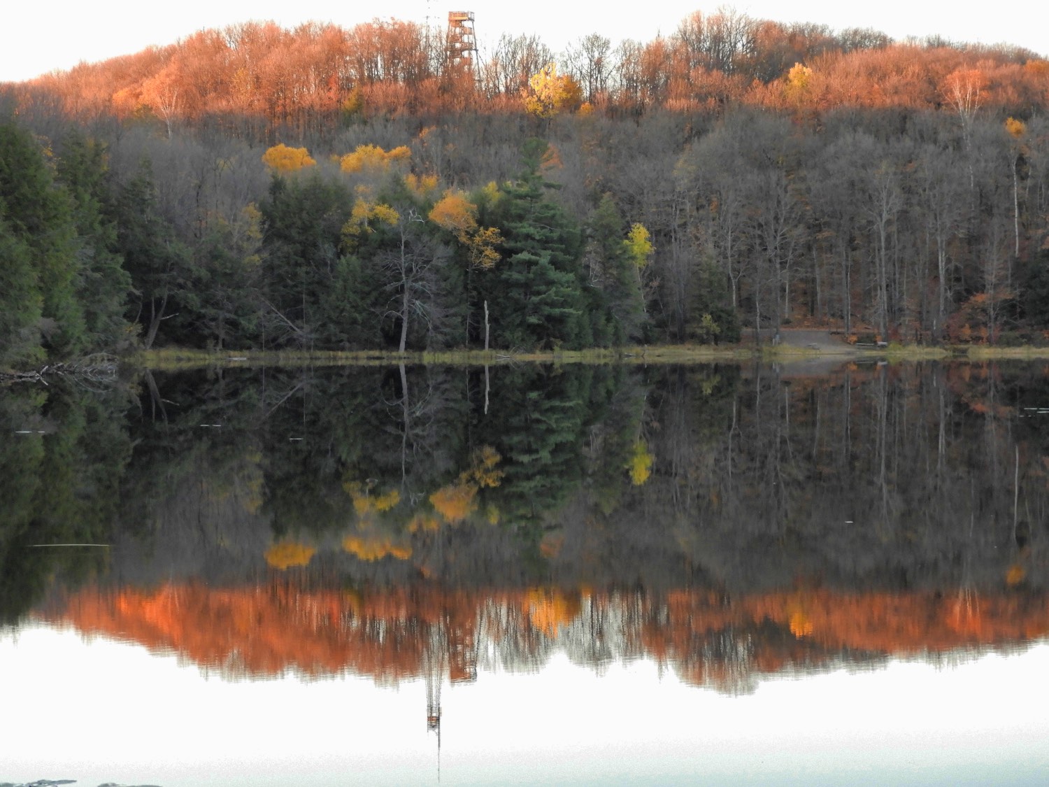 Solve The sun cast a shadow jigsaw puzzle online with 20 pieces