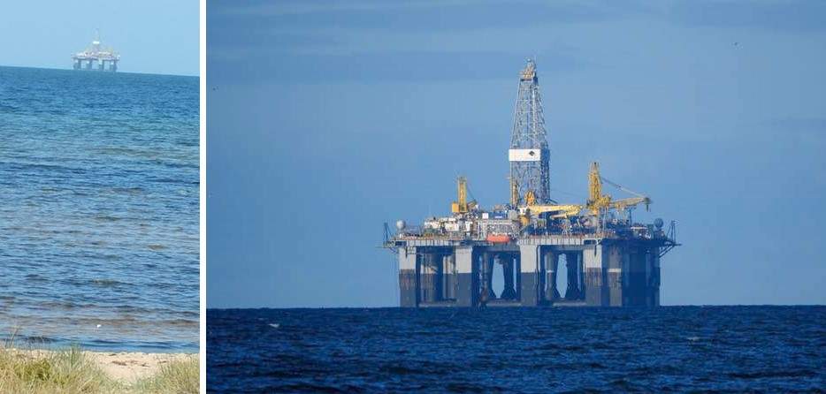 Solve Gas drilling rig in the bay jigsaw puzzle online with 105 pieces