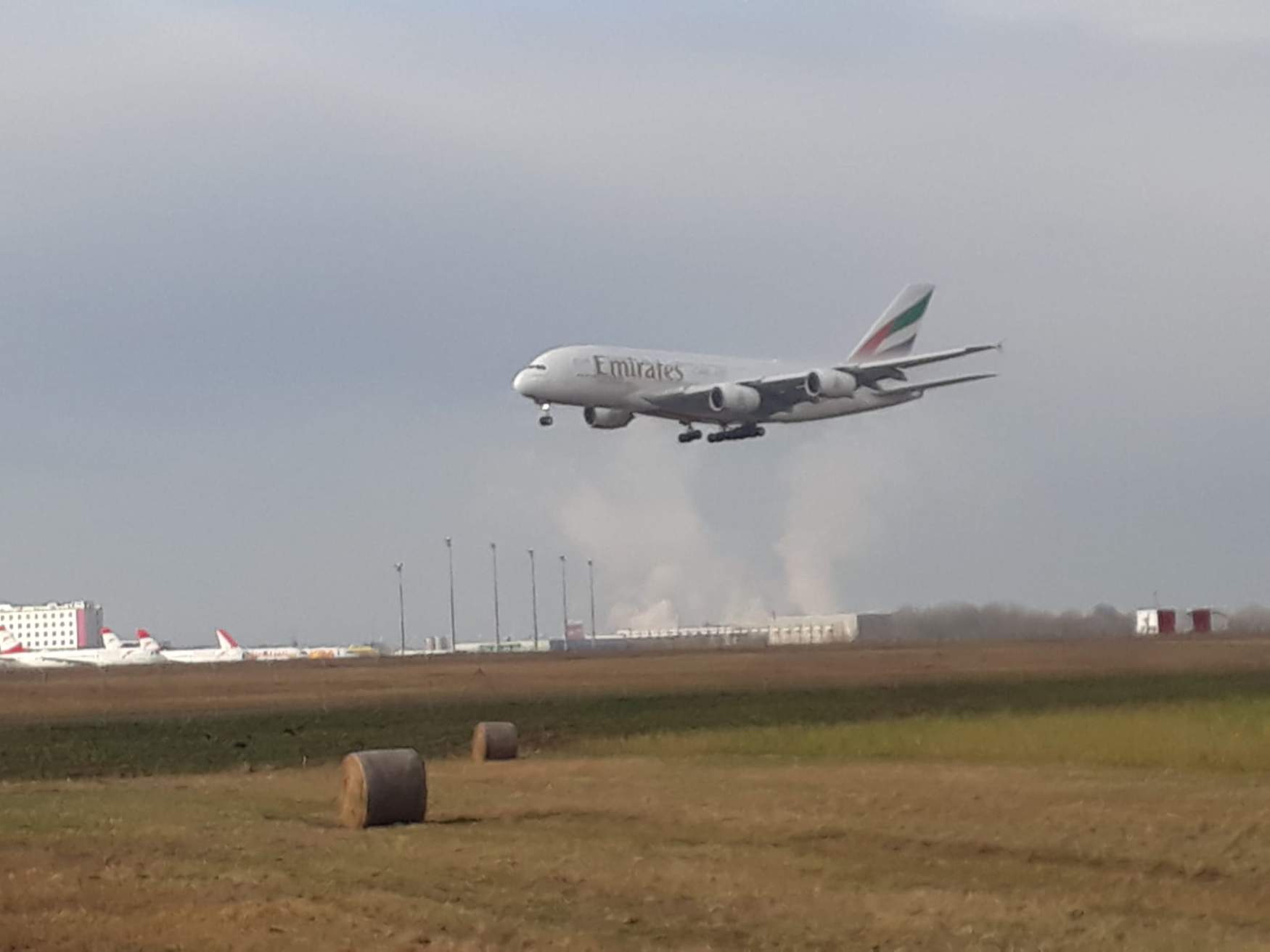 Solve Airbus A380-800 Emirates jigsaw puzzle online with 154 pieces