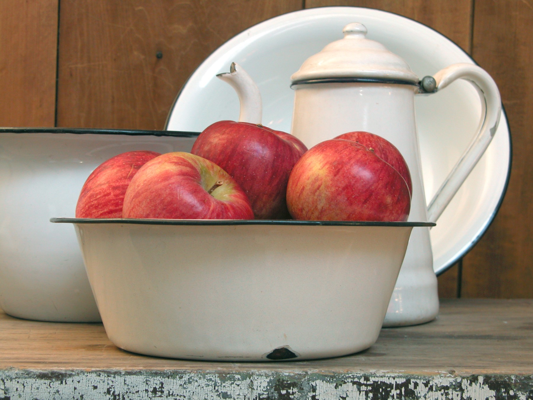 Jigsaw Puzzle | 63 pieces | Red Apples and White Enamelware | Jigidi