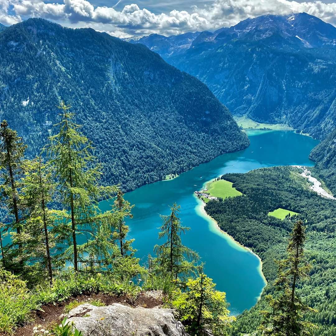 Solve Königssee from the top jigsaw puzzle online with 196 pieces