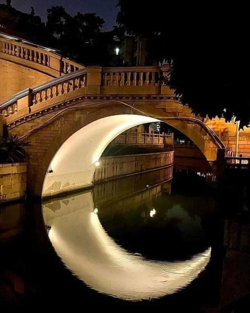 Solve Reflection jigsaw puzzle online with 80 pieces