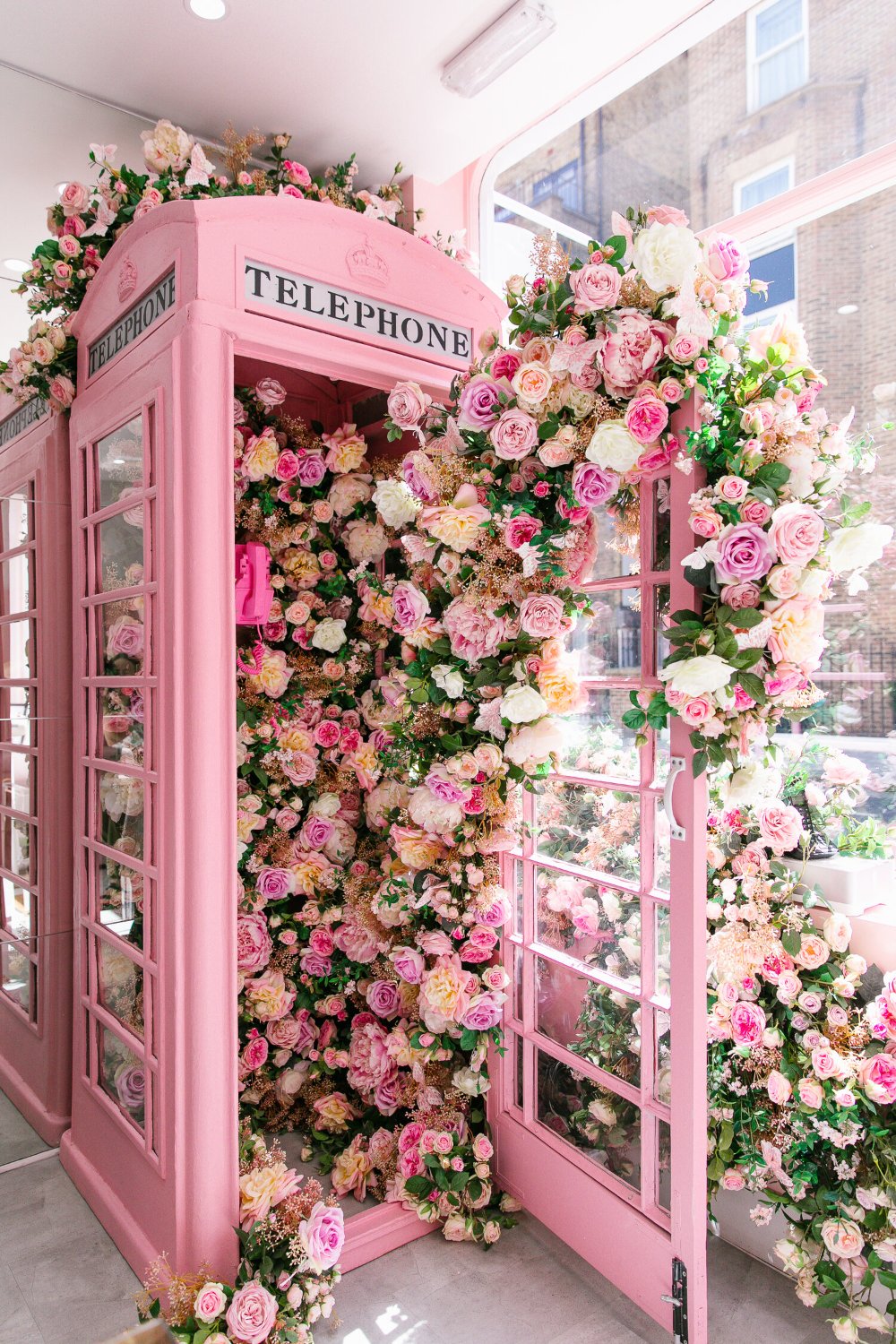 Solve Pink telephone booth pink phone and lots of 🌺🌹🌺🌹... jigsaw puzzle ...