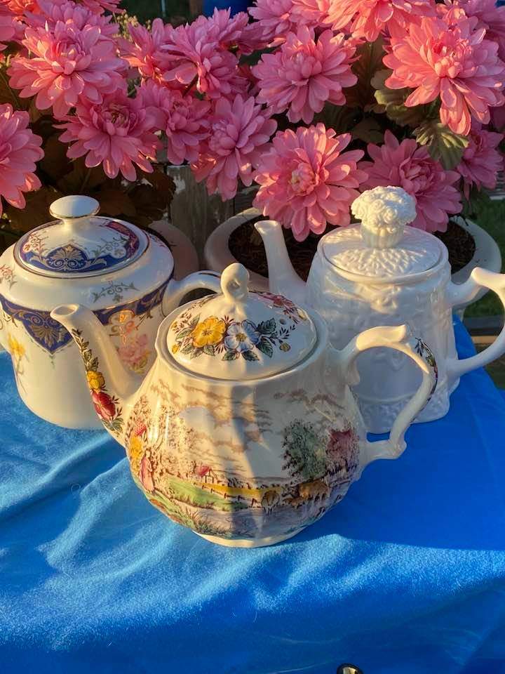 Solve Teapot Party jigsaw puzzle online with 48 pieces