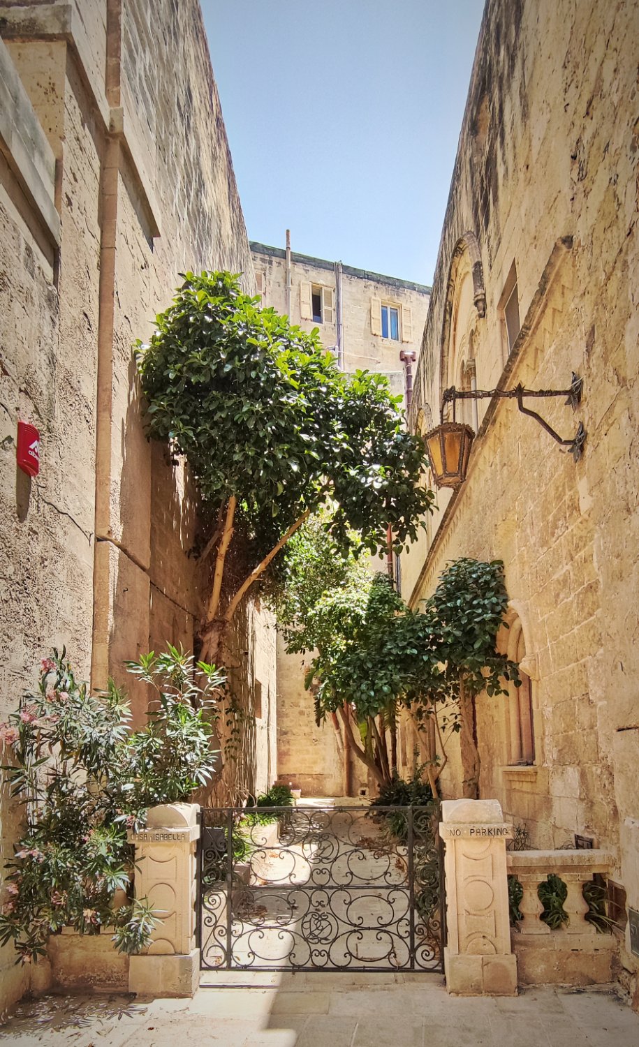 Solve Mdina, Malta jigsaw puzzle online with 135 pieces