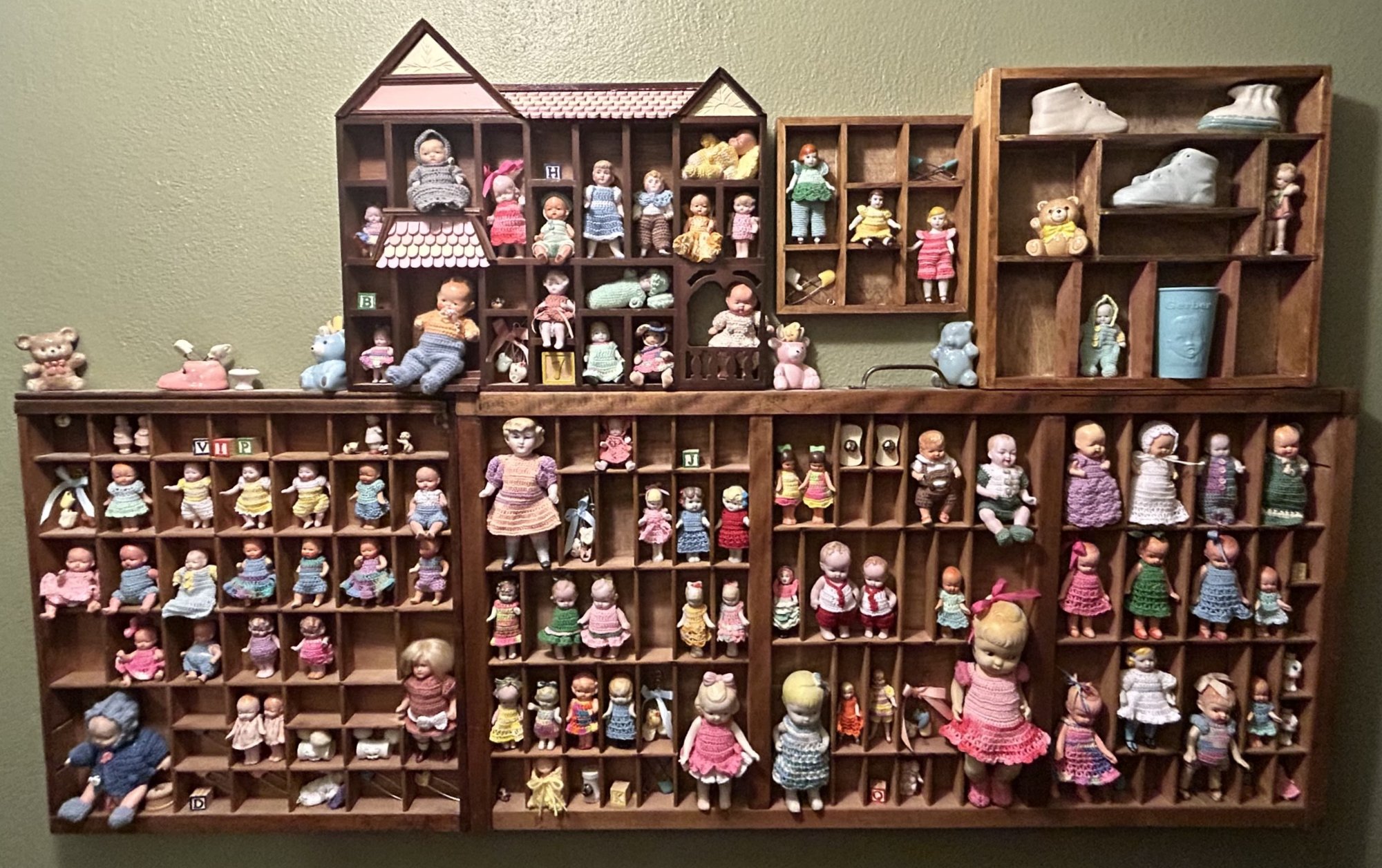 Solve The Doll's House jigsaw puzzle online with 322 pieces