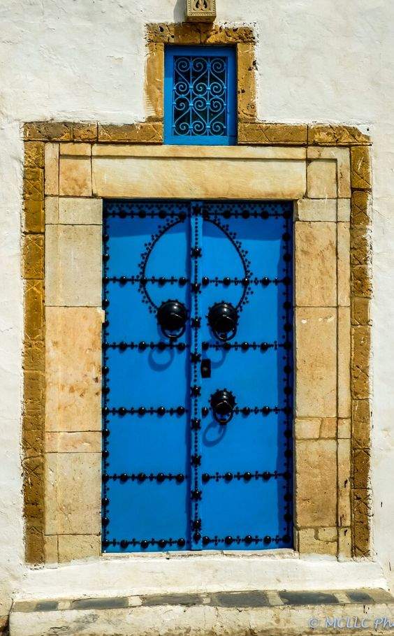 Solve BEAUTIFUL DOOR jigsaw puzzle online with 60 pieces