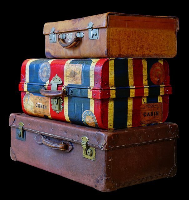Solve Old luggage jigsaw puzzle online with 81 pieces