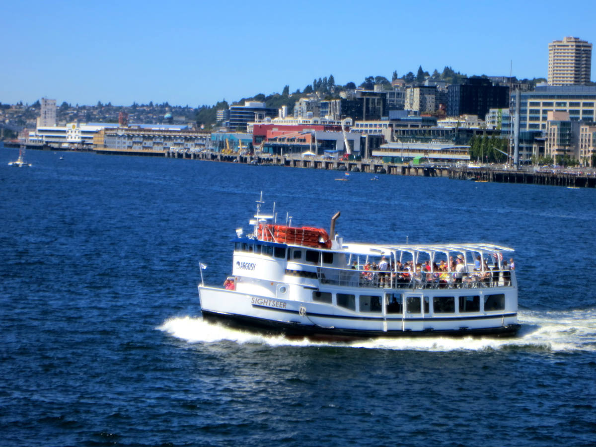 Solve Seattle Harbor tour boat jigsaw puzzle online with 80 pieces