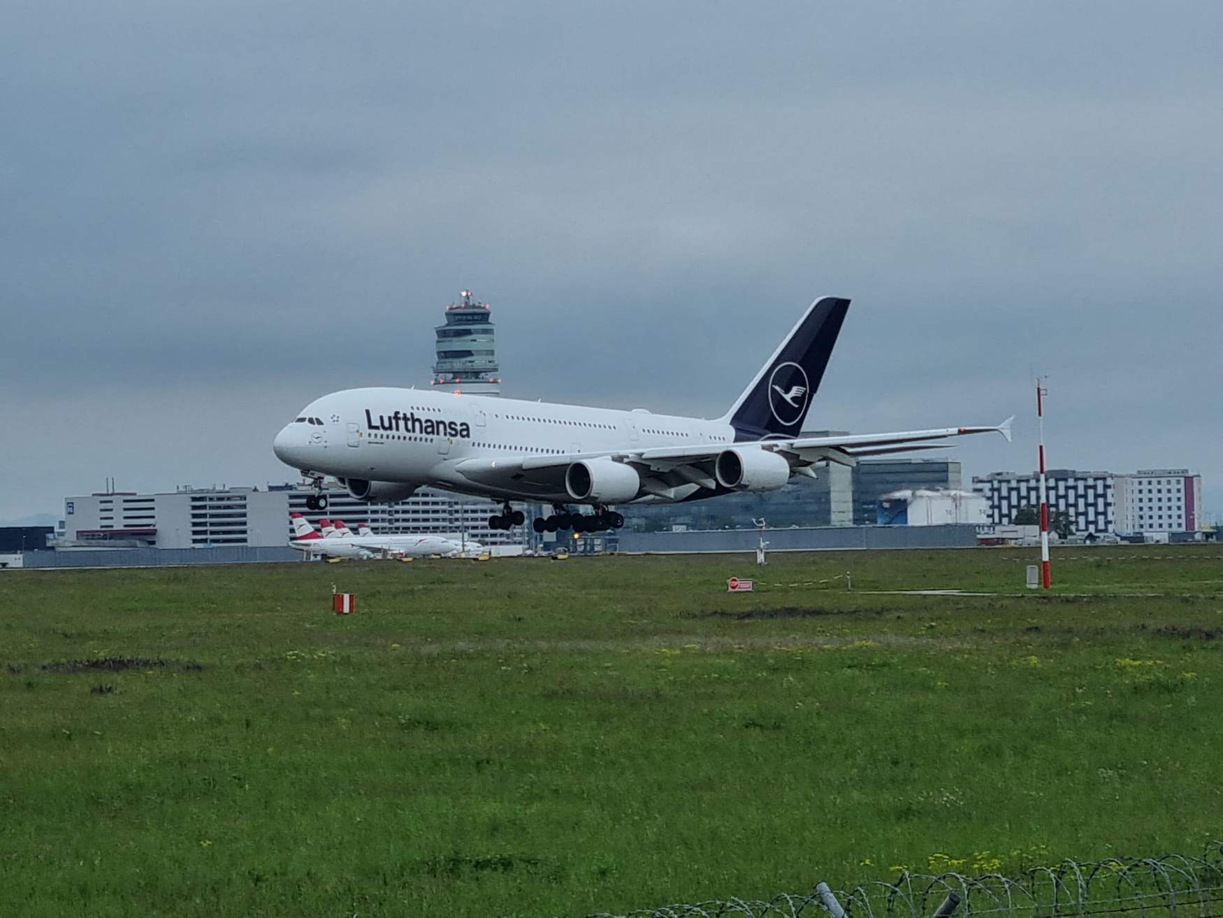 Solve Airbus A380-800 Lufthansa jigsaw puzzle online with 154 pieces