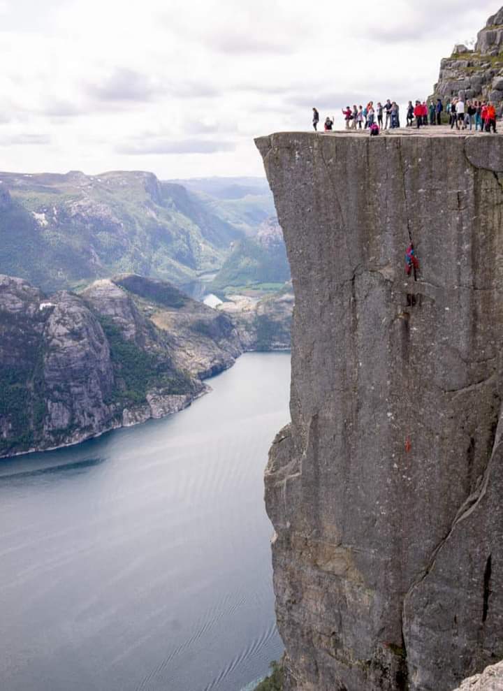Jigsaw Puzzle | Sheer cliffs in Norway | 24 pieces | Jigidi