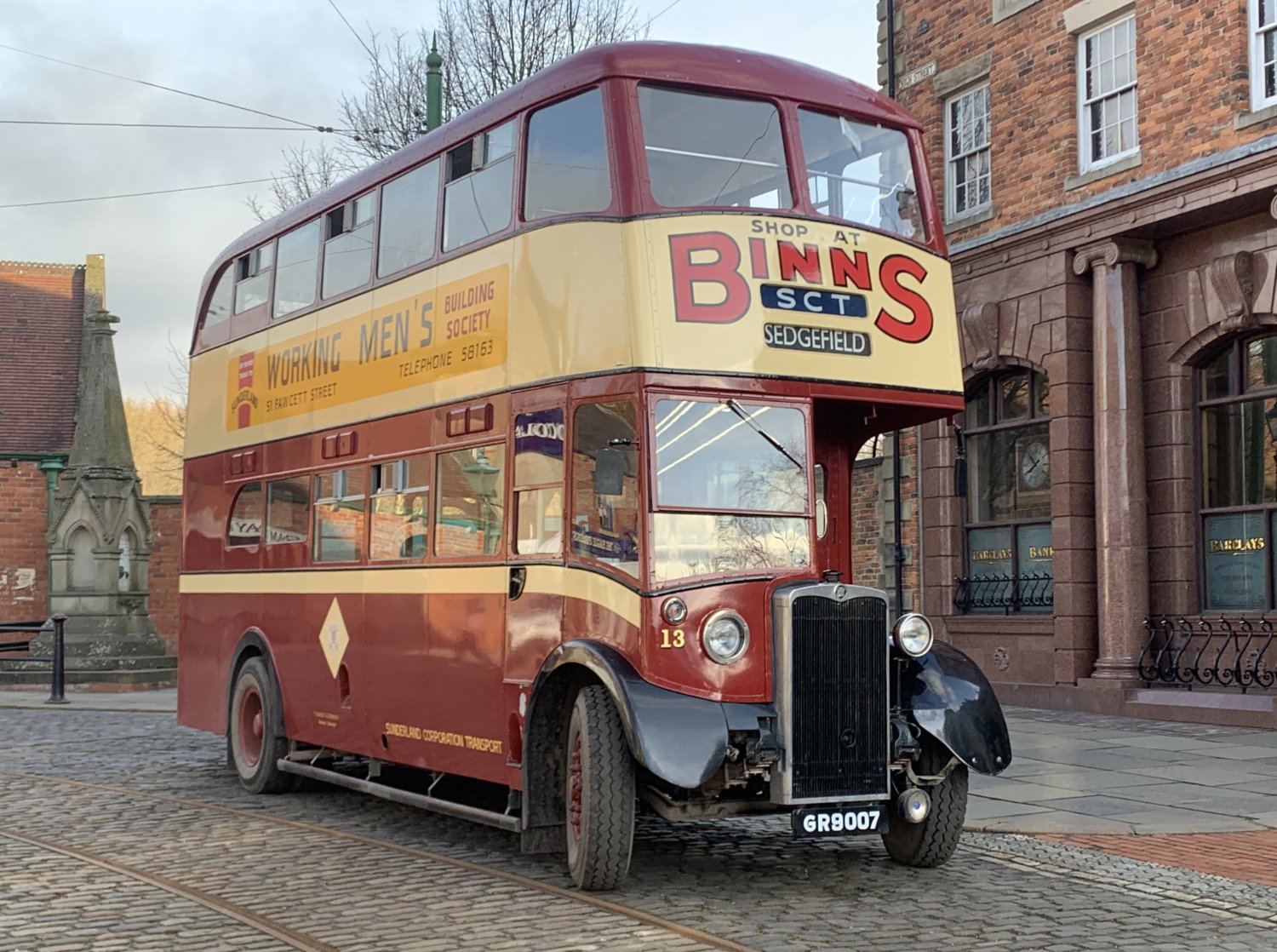 Solve 1947 Crossley DD42/3 Bus jigsaw puzzle online with 35 pieces