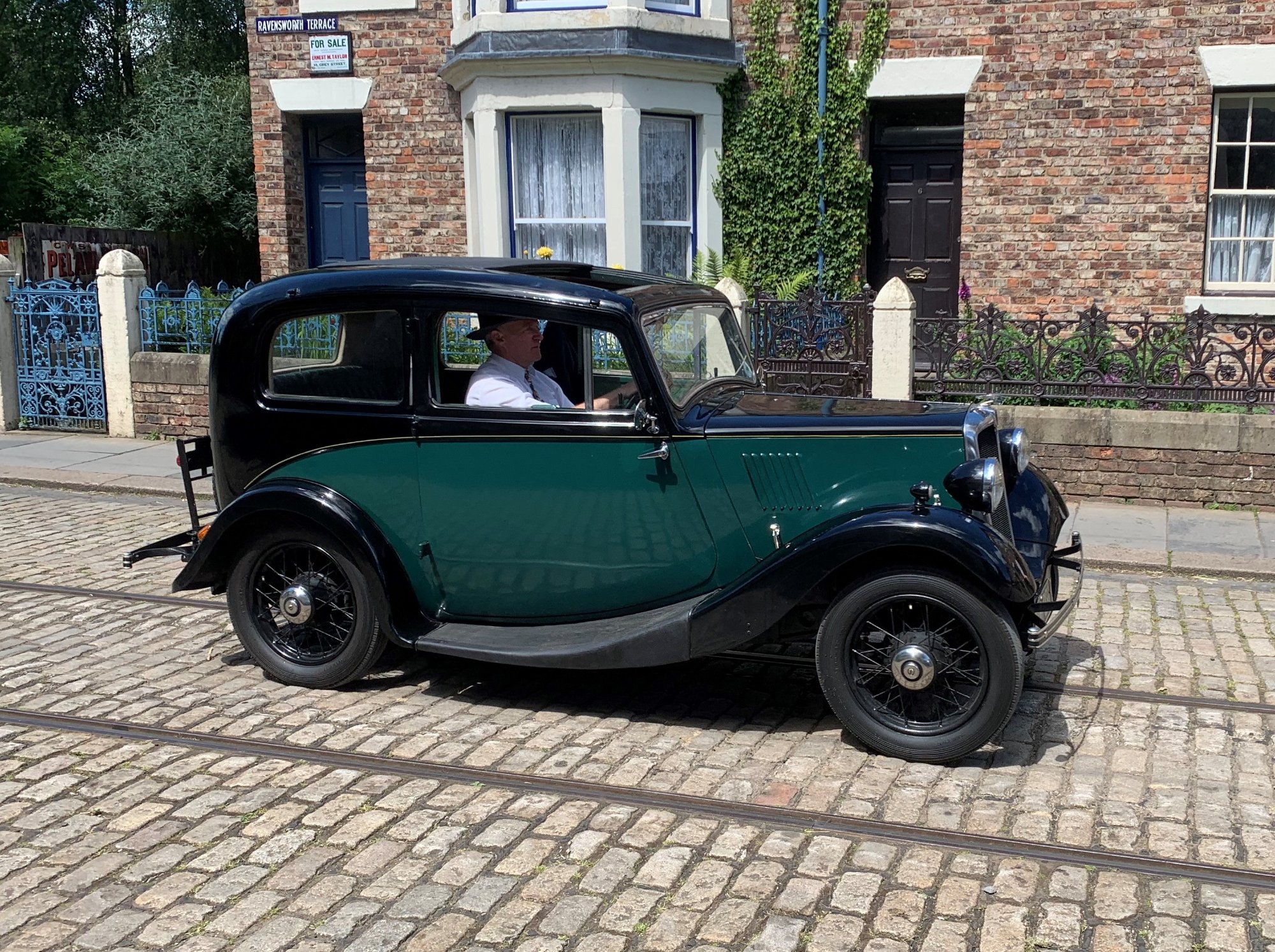 Solve 1935 Morris Eight jigsaw puzzle online with 204 pieces